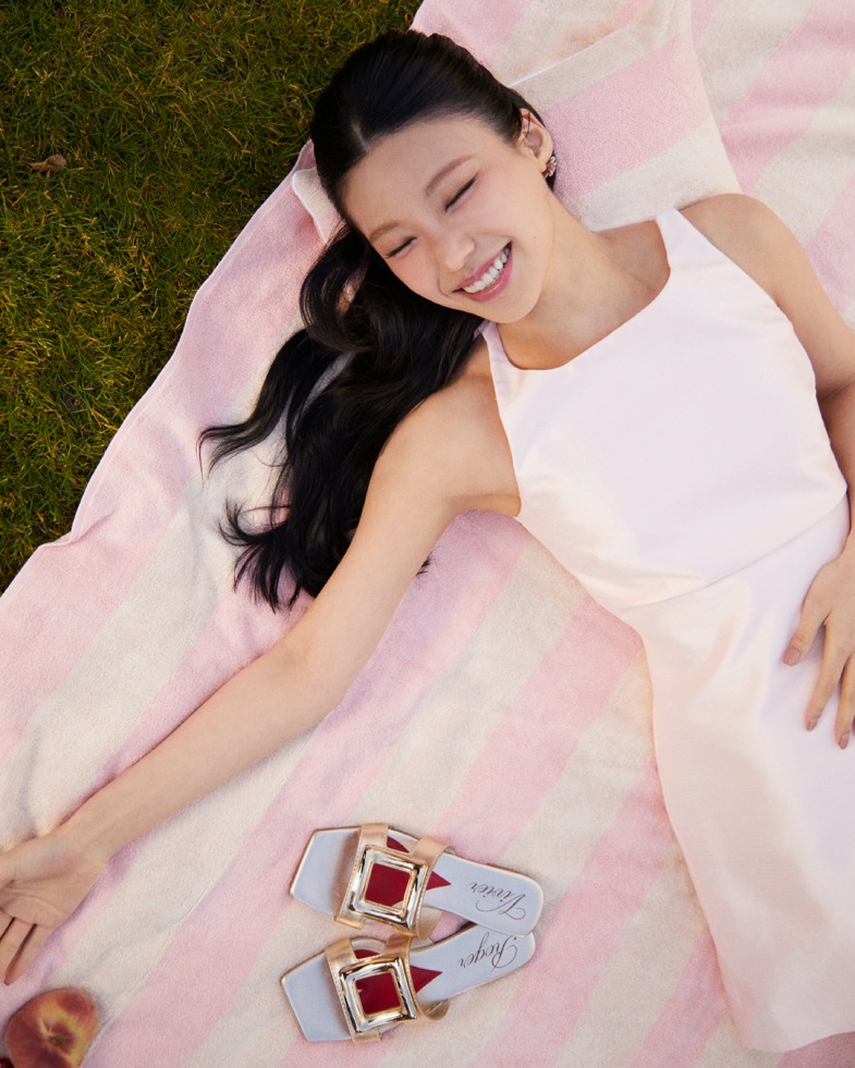 ITZY禮志入鏡Roger Vivier2025春夏形象照！編輯推薦5大重點單品 | Bella.tw儂儂